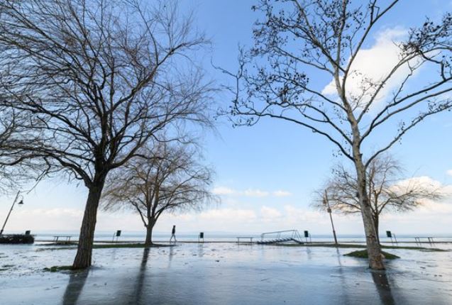 A befagyott Balaton: 2023 februárjában befagyott a magyar tenger ...